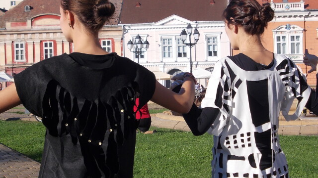 Prezentare de moda inedita in stil baroc, in Piata Unirii din Timisoara ...