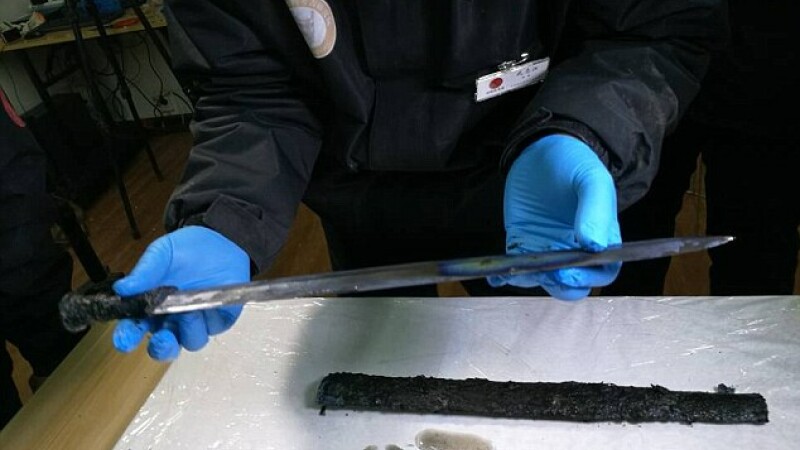 Cativa oameni de stiinta au gasit o sabie antica, veche de peste 2000 ...