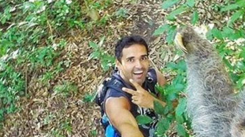 Selfie cu lenesul. Fotografia realizata de un tanar aflat in vacanta a ...
