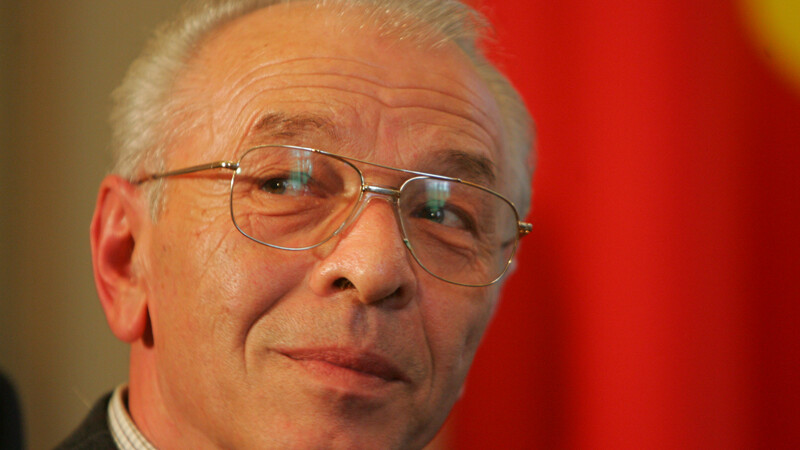 Nicolae Vacaroiu a primit in 2008 cadouri de 12.000 de lei ...