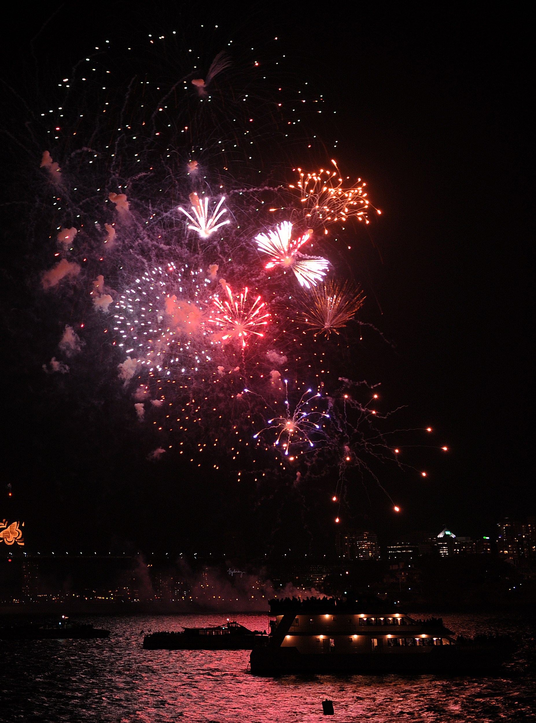 Revelion 2013. Cum au aratat petrecerile si artificiile de Anul Nou in ...