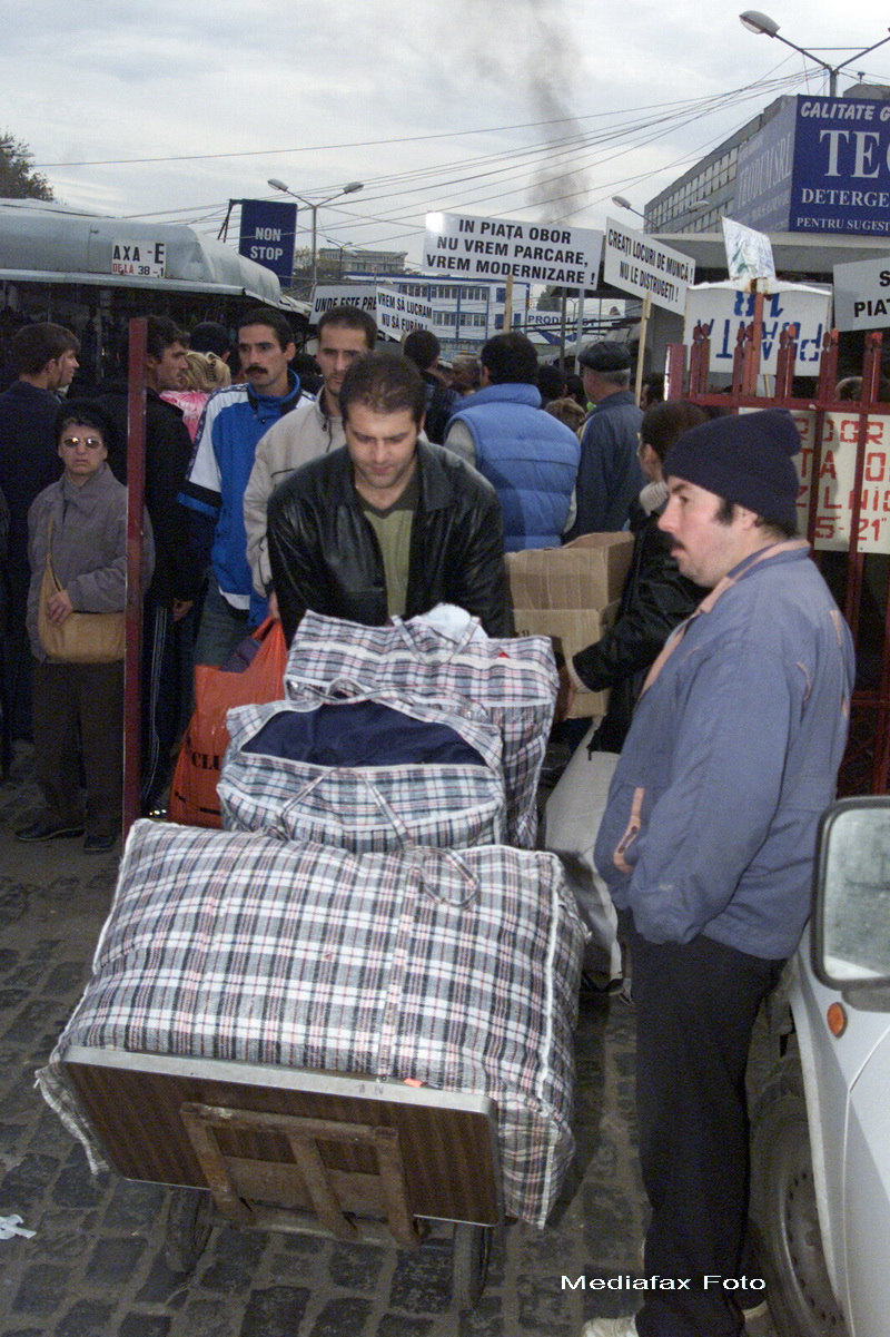 Julia Roberts si-a luat geanta a la Bucur Obor: plasa de rafie. FOTO ...