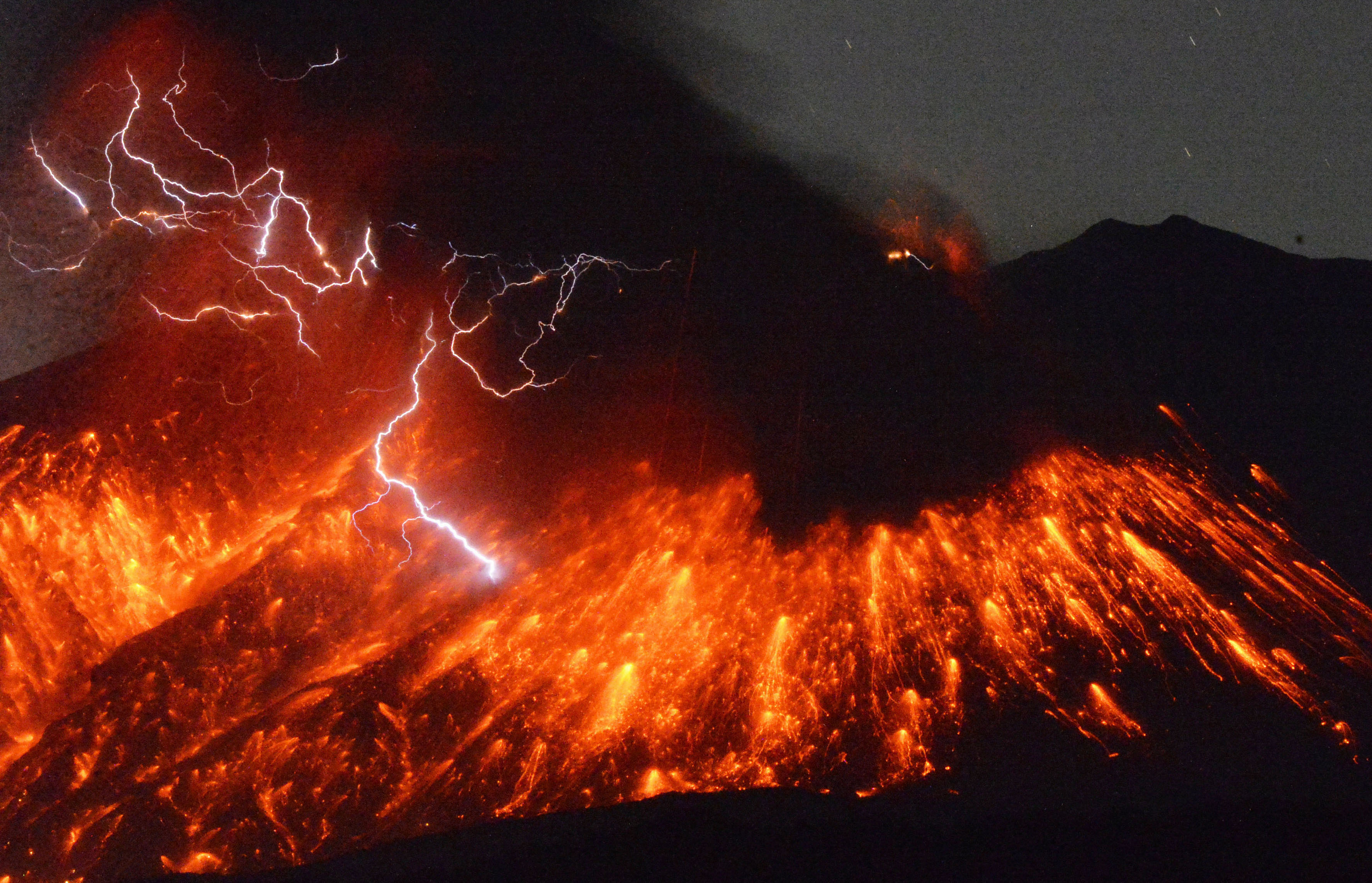 Momentul spectaculos in care vulcanul Sakurajima a erupt, in apropiere ...