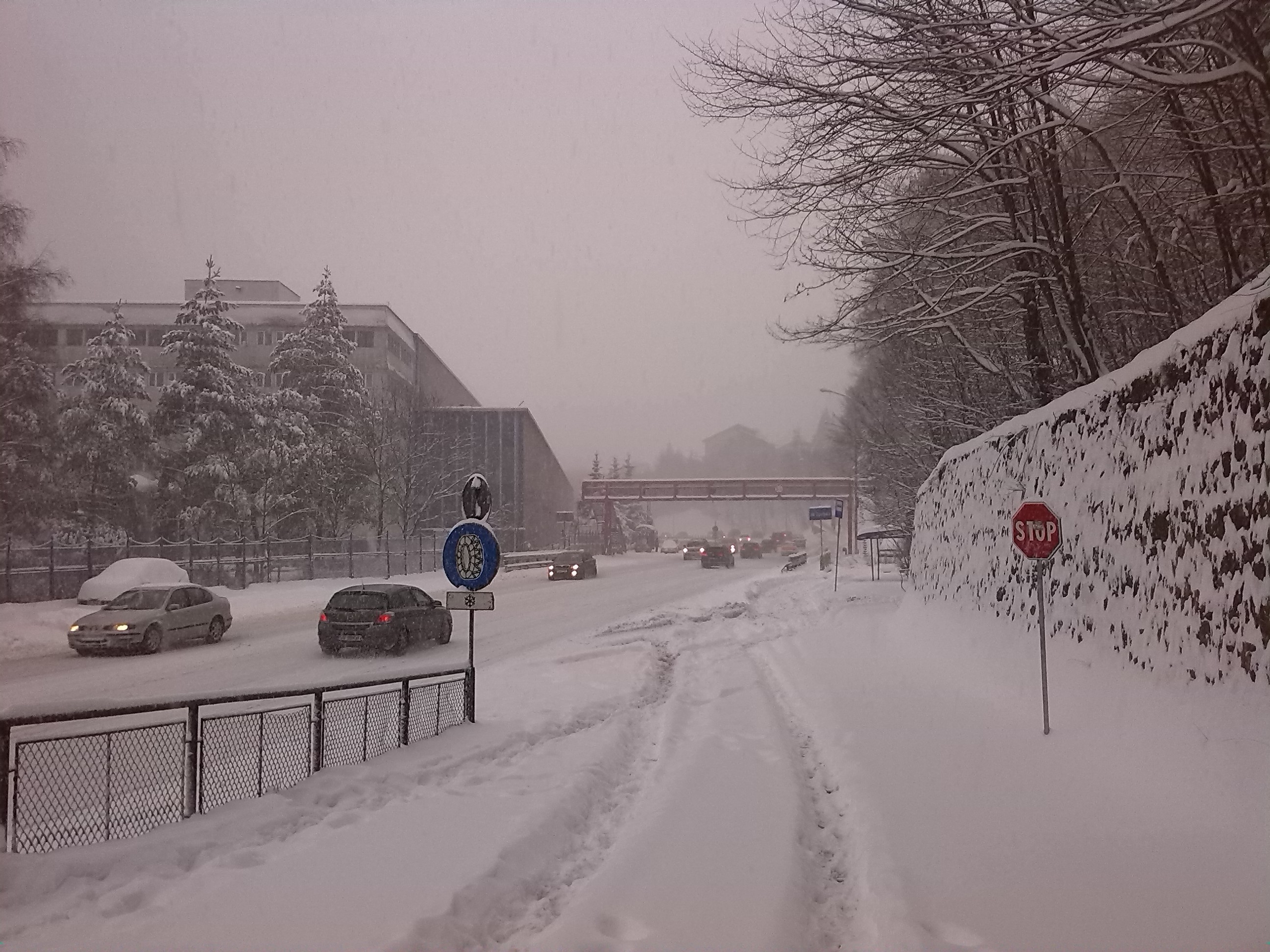 FOTO: Sinaia sub zapada, imagini primite de la utilizatori. Trimite si ...