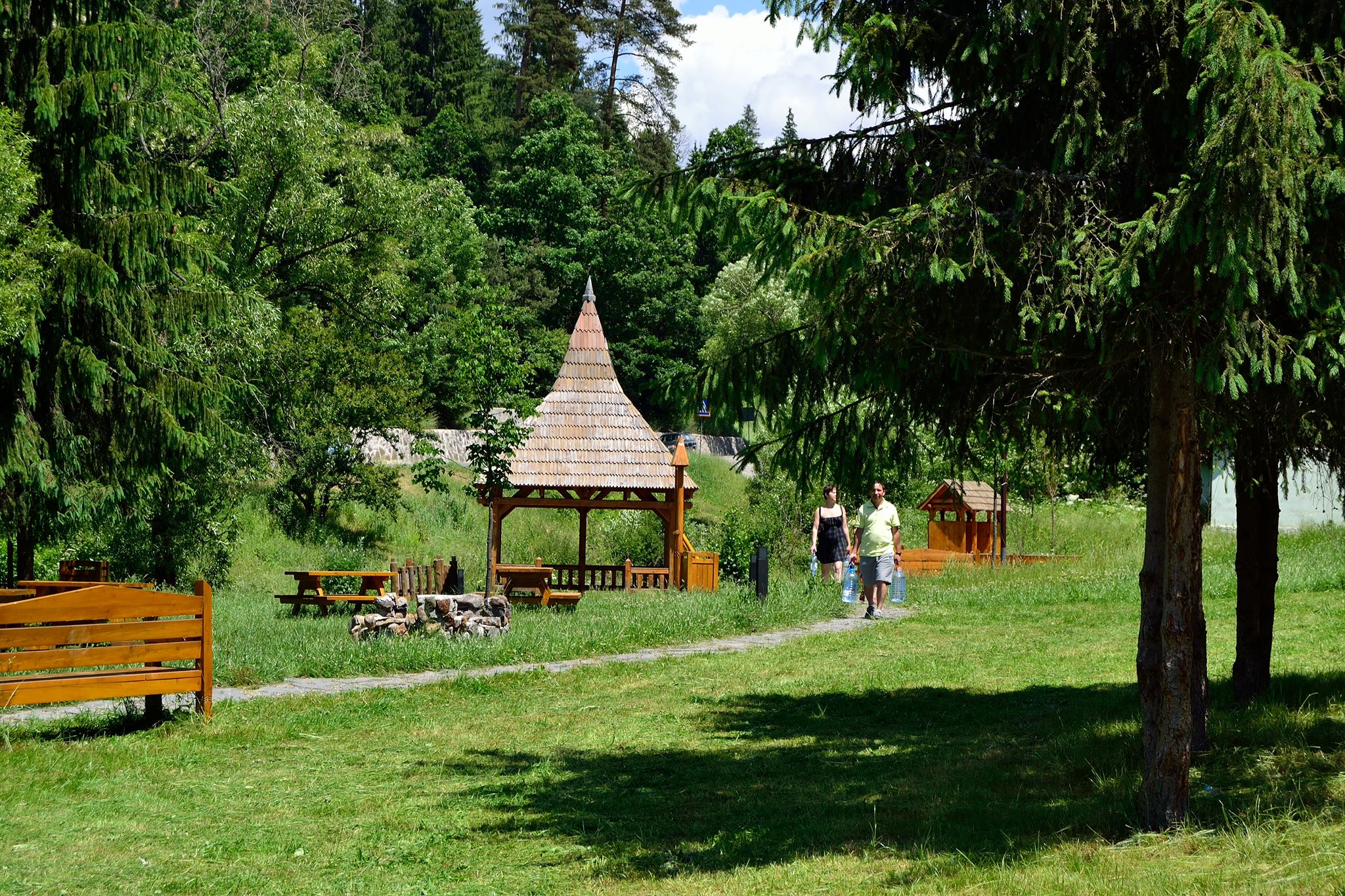 Turist in Romania. Peisaje extraordinare la Baile Homorod, locul ...