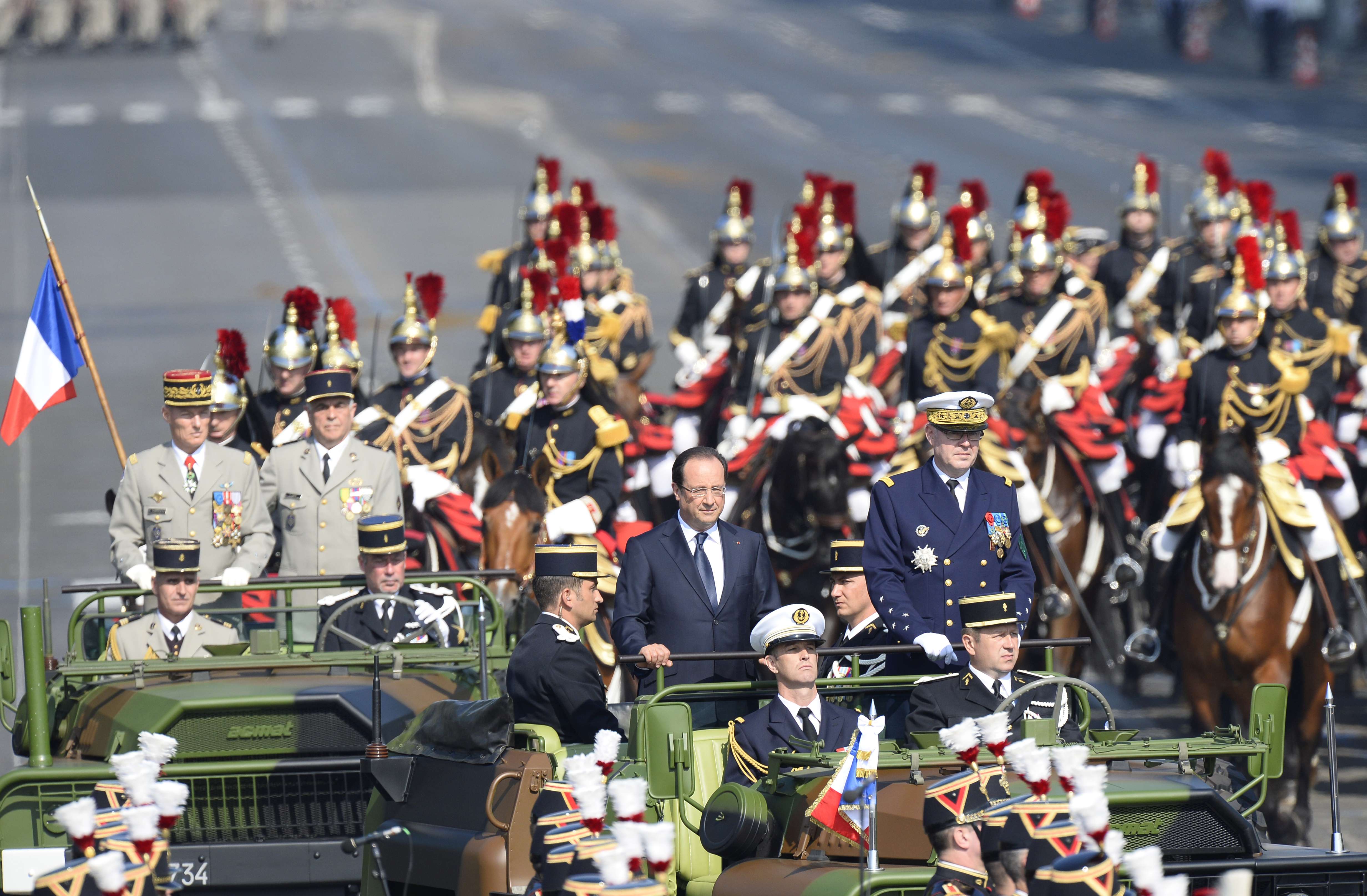 Ziua Nationala a Frantei. Parada militara impresionanta si focuri de ...