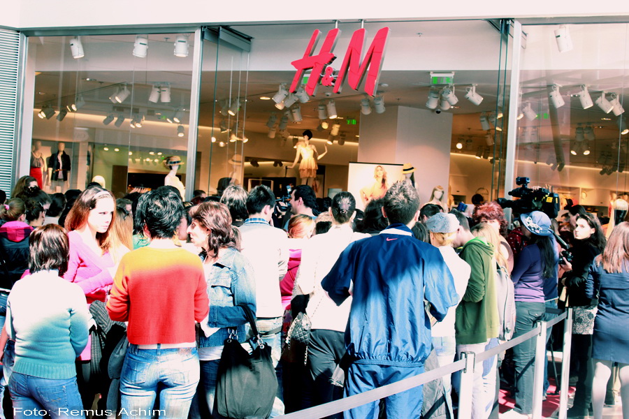 H&M in Romania. La coada de la 06.00. S-au dat cupoane gratis. FOTO ...