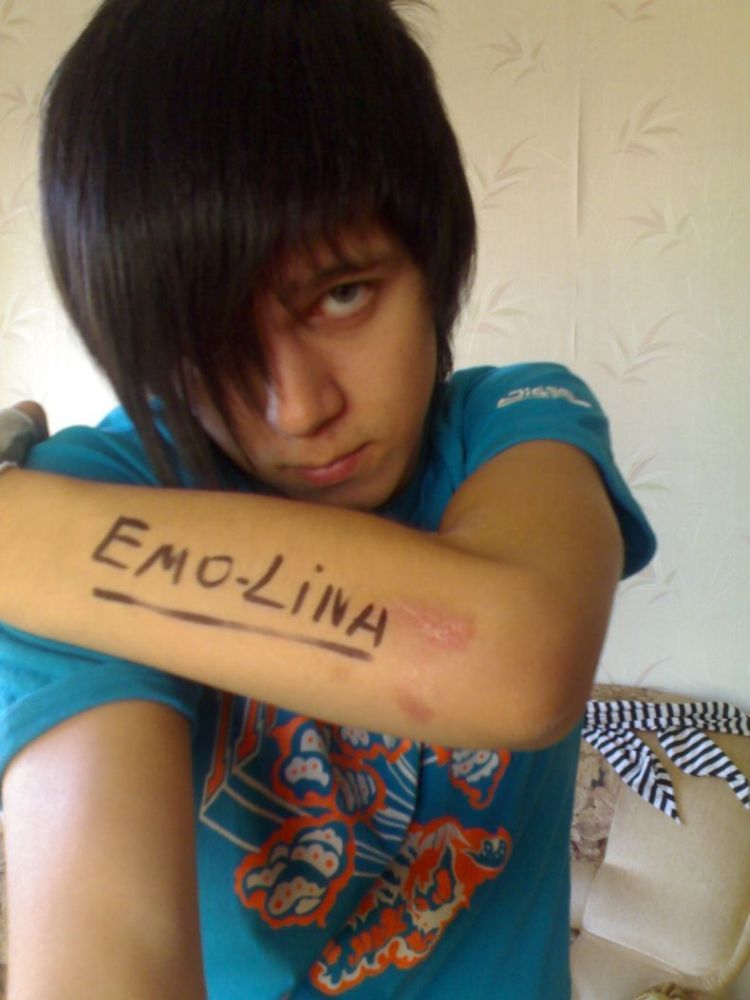 Intristare si suspin! Lumea EMO, ceva mai colorata, in fotografii ...