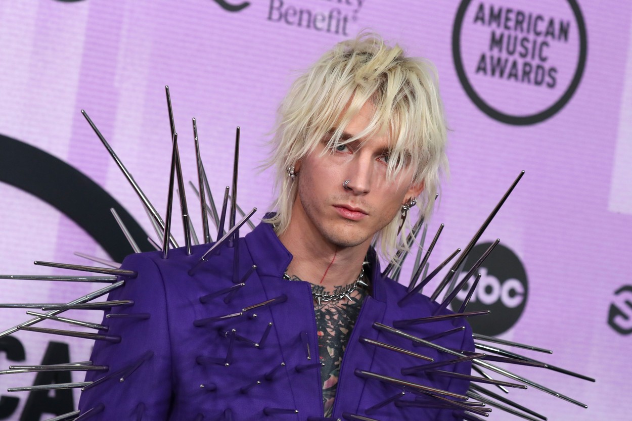 Apariția inedită a iubitului lui Megan Fox la premiile „AMA”. Detaliile ...