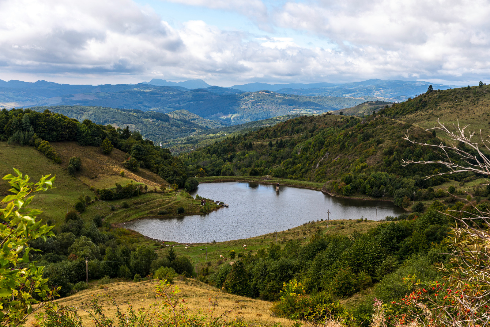 Cum arată lacul Tăul Mare, în formă de inimă, al cărui baraj s-a ...