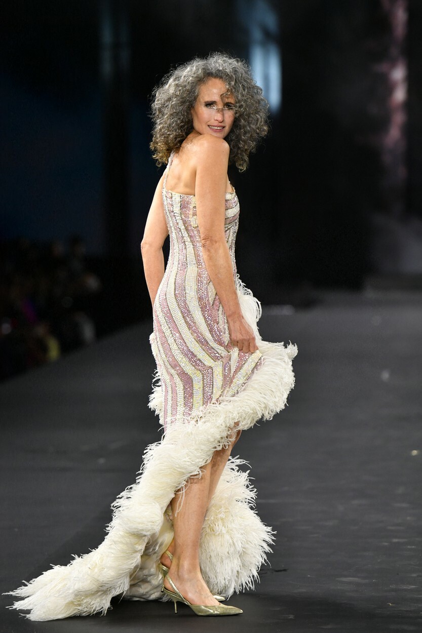 Andie MacDowell, spectaculoasă la 64 de ani pe podium, la Săptămâna Modei de la Paris. GALERIE ...